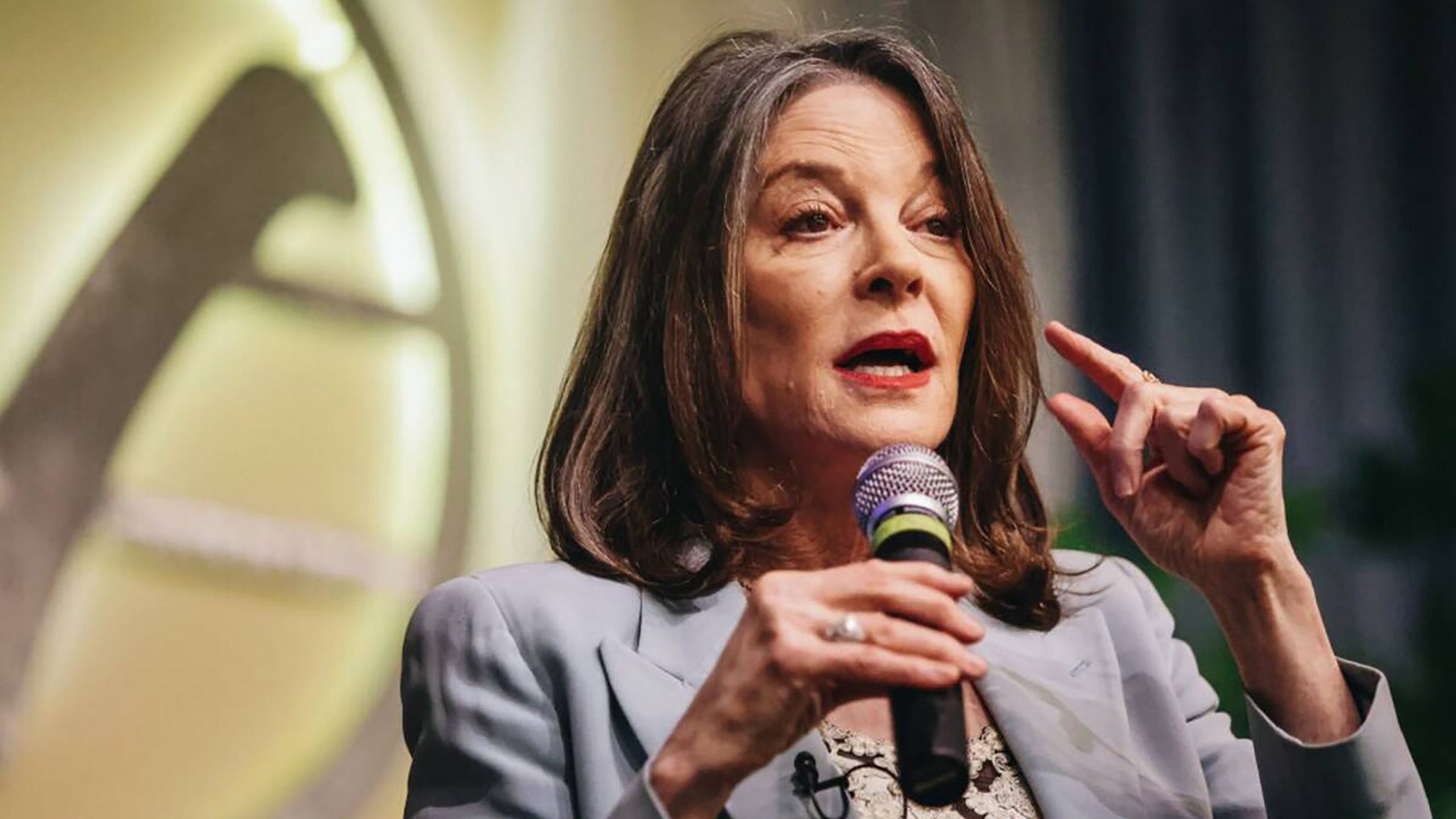La taille de Marianne Williamson - Quelle taille font-ils? 📏